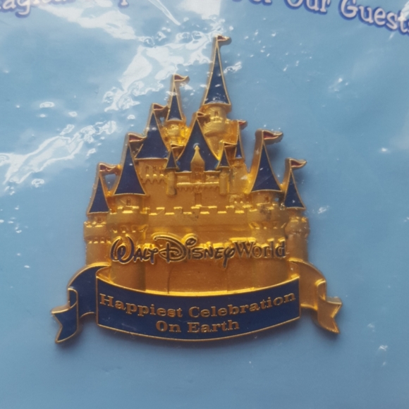 Disney | Jewelry | Must Bundle 3 Or More Items World Cinderella Castle ...